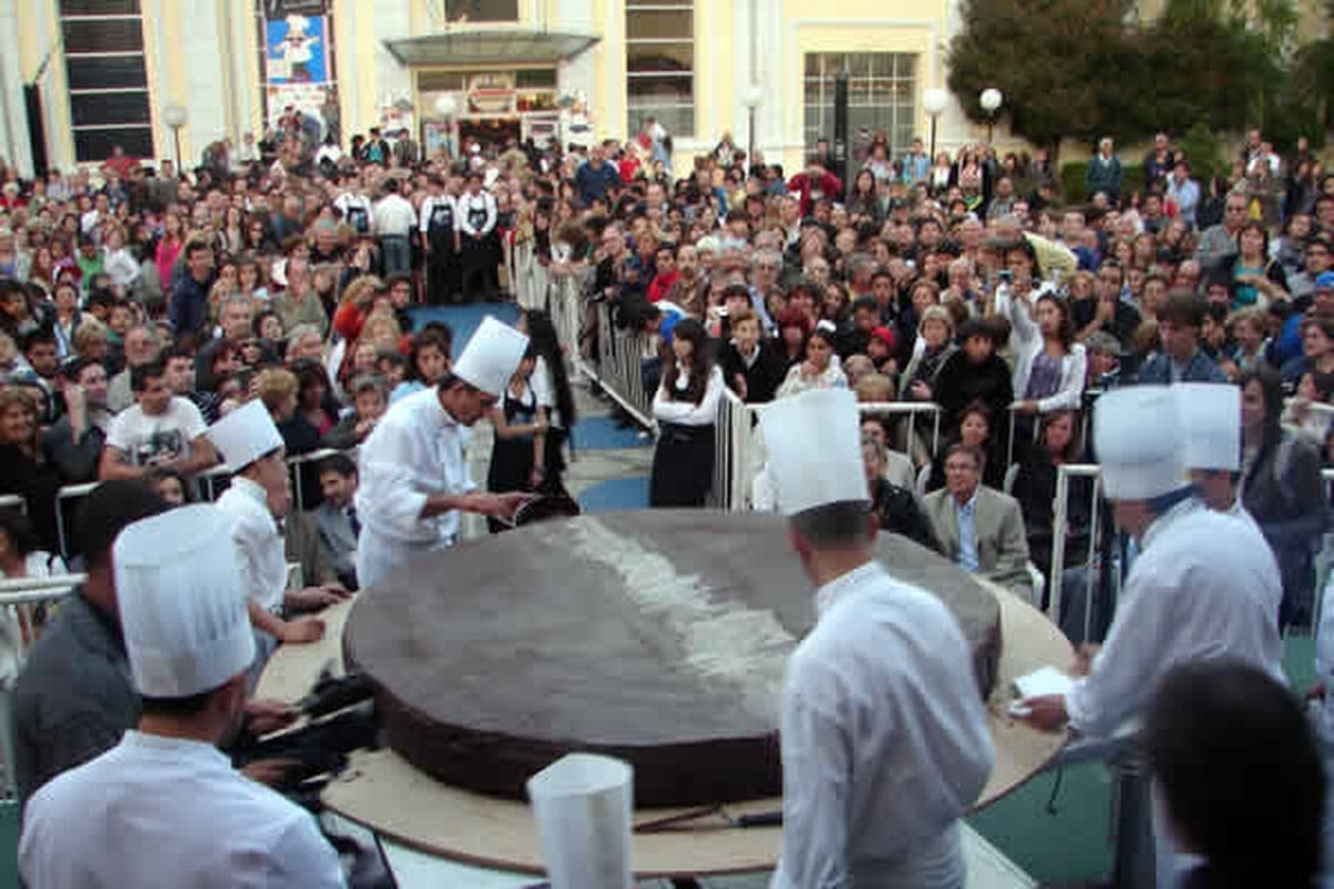 Celebración por los 150 años de Mar del Plata: llega el alfajor gigante ...